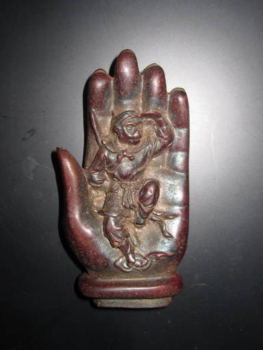 Purple Stone Carved Hand With A Monky 紫玉