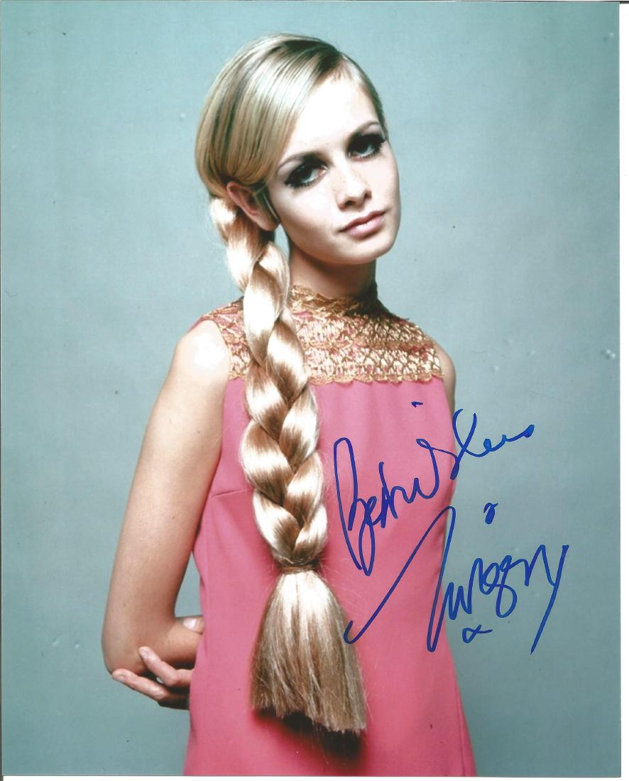 Twiggy Genuine Authentic Signed 10x8 Colour Photo. Good