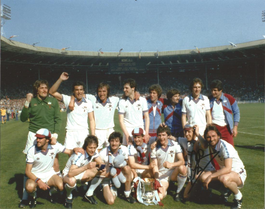 Geoff Pike Signed 8x10 Colour Photo Pictured With His