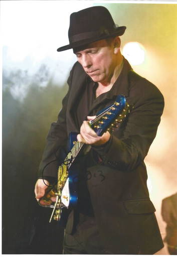 Stephen Dale Petit Singer/ Guitarist Signed 8x12 Photo.