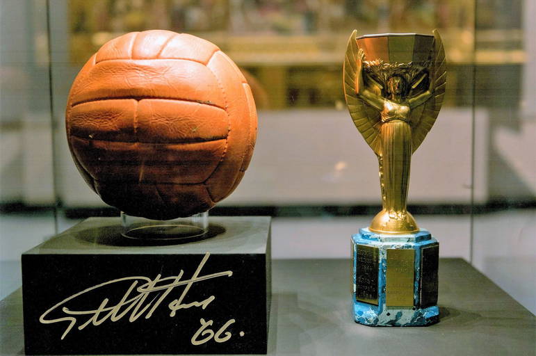 Geoff Hurst signed Jules Rimet Trophy 12x8 colour - Mar 04, 2022 ...