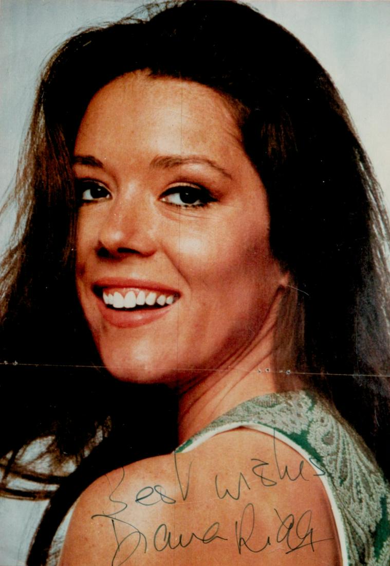 Diana Rigg Signed 6 x 4 inch Colour Reproduction Photo. Signed in Navy ...