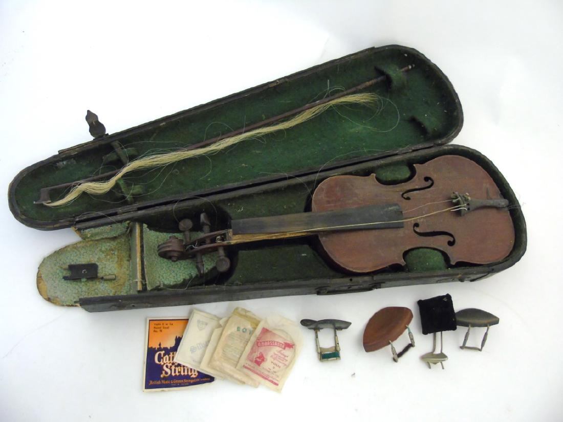 Musical Instruments : A cased Victorian violin and bow,