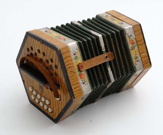 Musical Instruments : A 1970's 20 + 1 key squeezebox