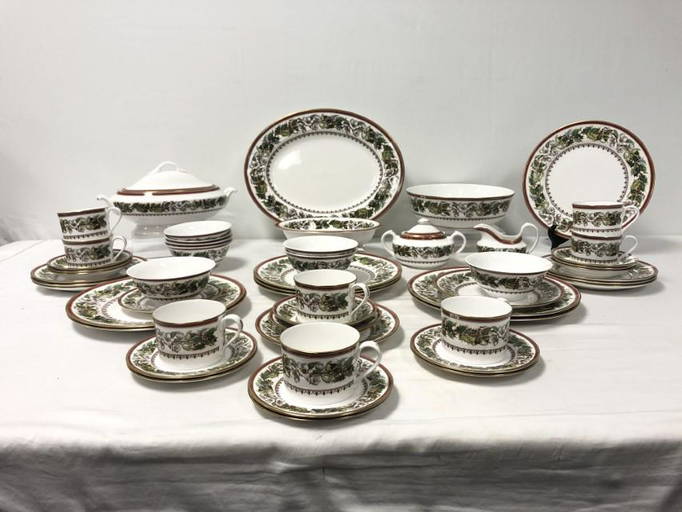 Spode "christmas Rose" Dinnerware Service For 8