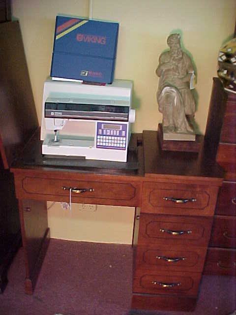 301: VIKING HUSQVARNA 400 SEWING MACHINE