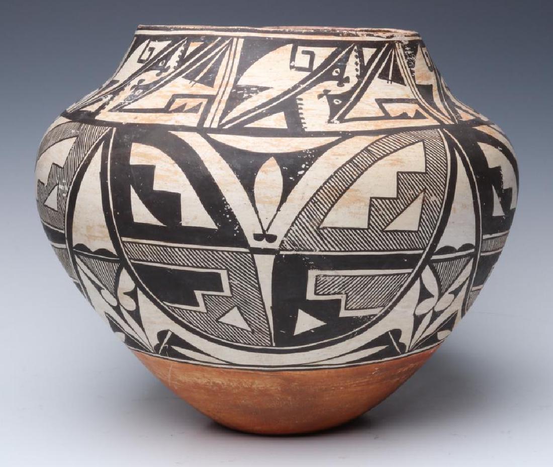 A FINE LARGE ACOMA PUEBLO POTTERY OLLA CIRCA 1920