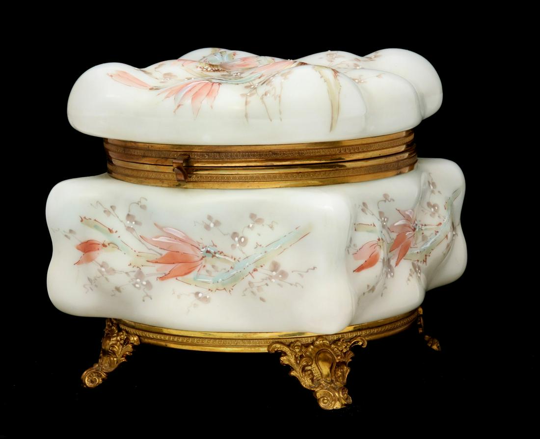 A LARGE WAVECREST VICTORIAN ART GLASS DRESSER BOX - Oct 26, 2019 ...