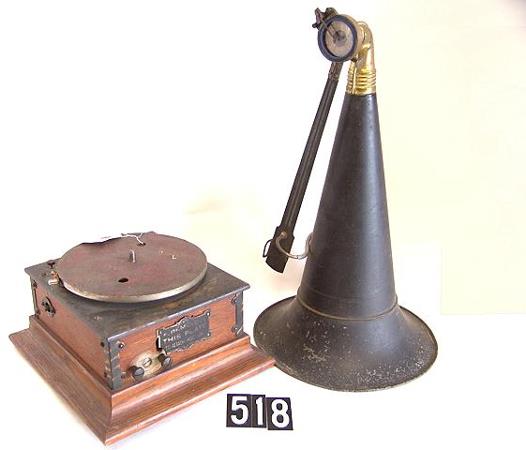 518: VICTOR TYPE R PHONOGRAPH WITH HORN