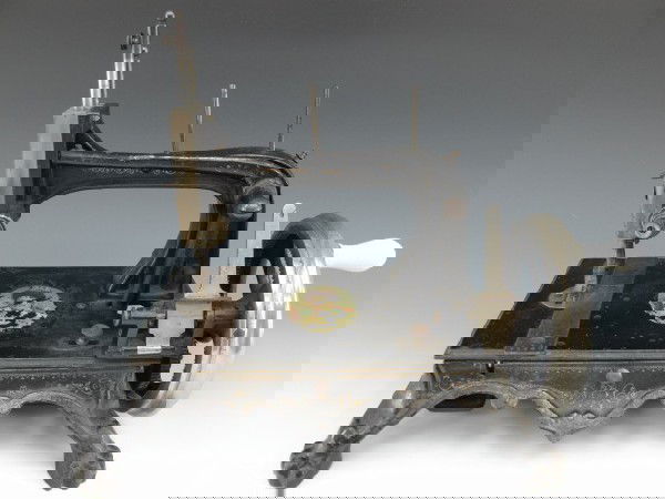 GROVER AND BAKER TYPE HAND CRANK SEWING MACHINE