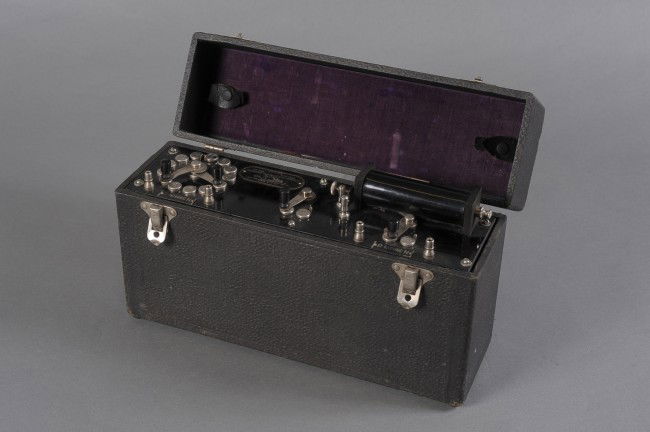 ANTIQUE MCINTOSH COMBINED GALVANIC & FARADIC BATTERY