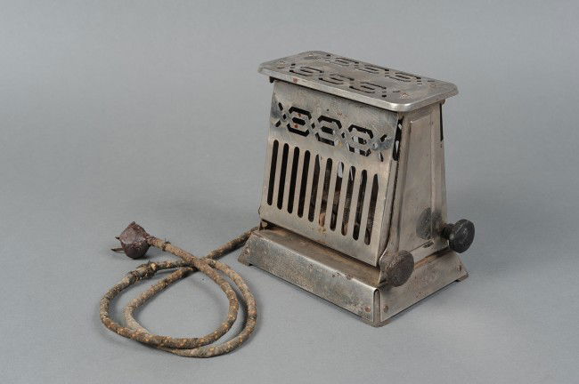 AN EDISON TOASTER CIRCA 1910
