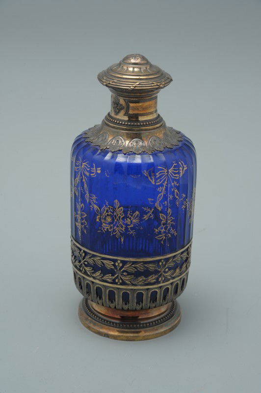 A FRENCH SILVER CASED COBALT COLOGNE PERFUME BOTTLE