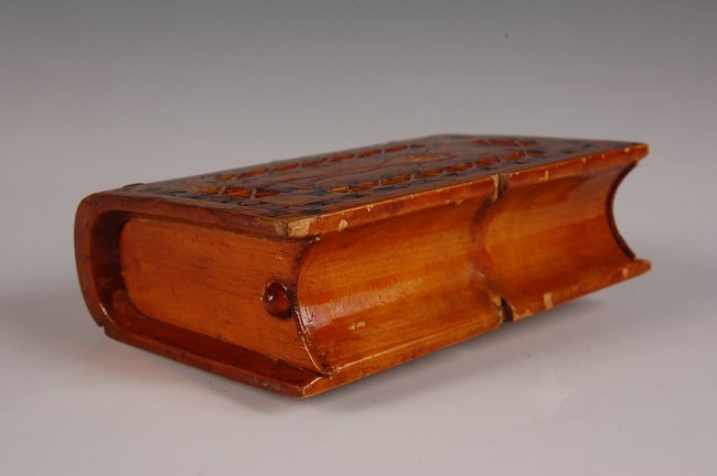 FOLK ART MARQUETRY SPRUCE GUM BOX W/ HEARTS : Lot 264