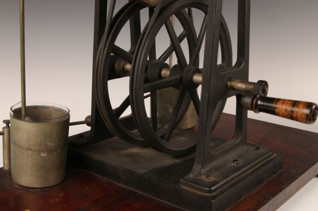 ANTIQUE ELECTROSTATIC GENERATOR, STANDARD SCIENTIFIC CO : Lot 53