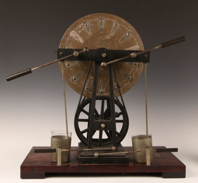 ANTIQUE ELECTROSTATIC GENERATOR, STANDARD SCIENTIFIC CO : Lot 53