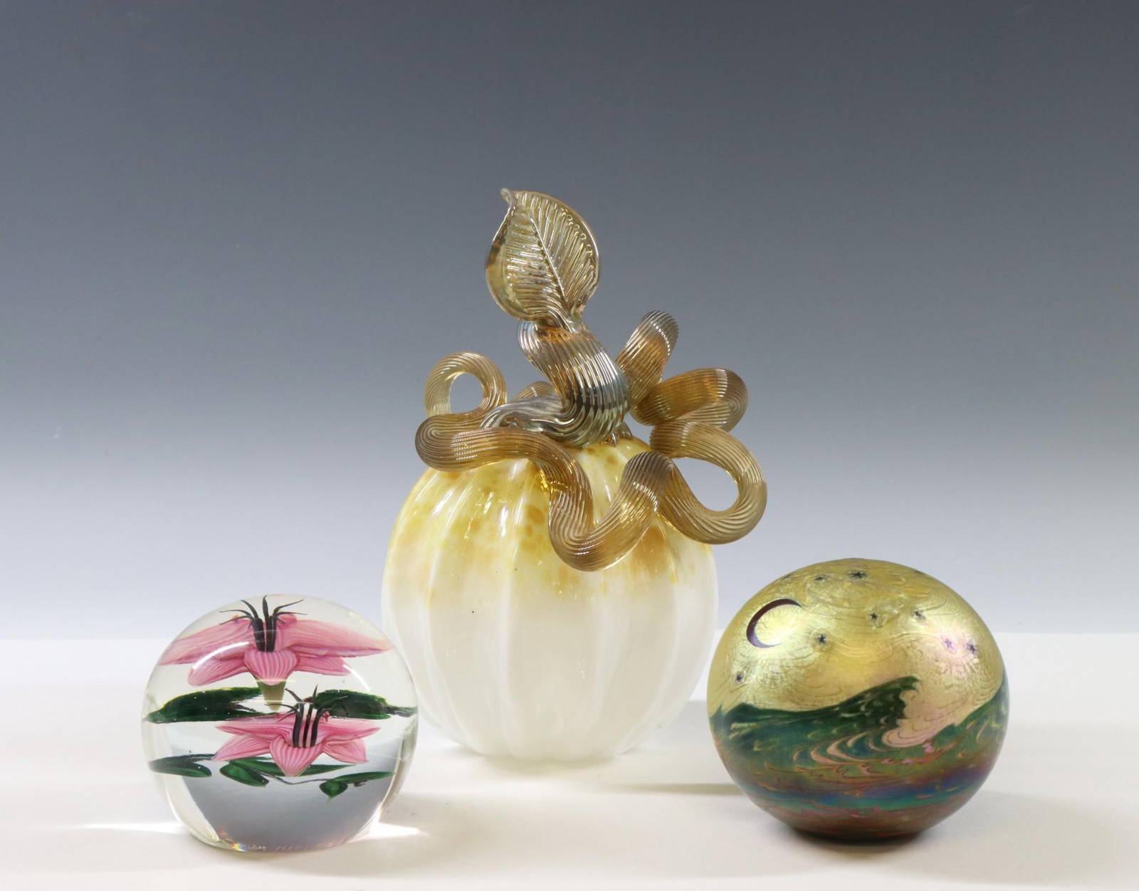 Lundberg Studios Art Glass Paperweights And Pumpkin Auction