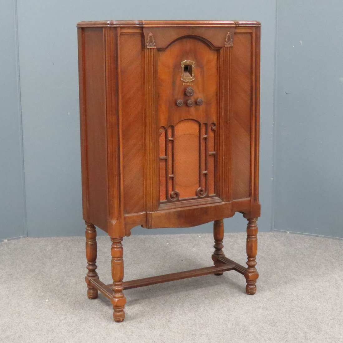 VINTAGE PHILCO MODEL 89 WALNUT CONSOLE RADIO