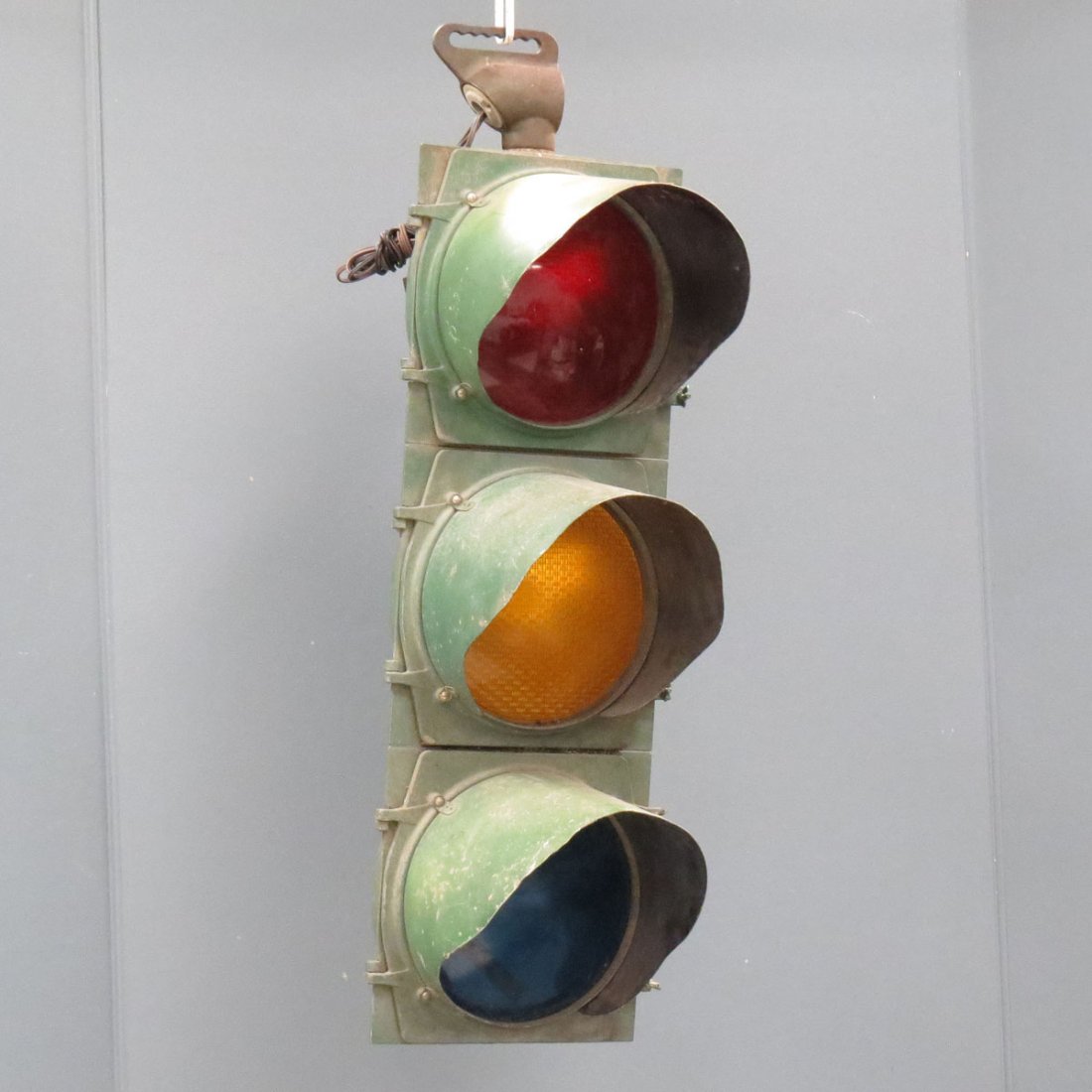 VINTAGE TRAFFIC SIGNAL LIGHT (WORKING)