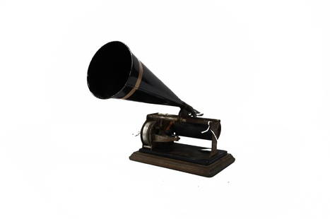 Columbia Graphophone Type Q Phonograph &28 Records