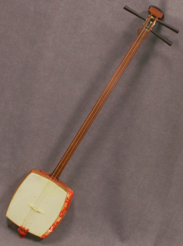 1027: JAPANESE SAMISEN (3-STRING GUITAR)