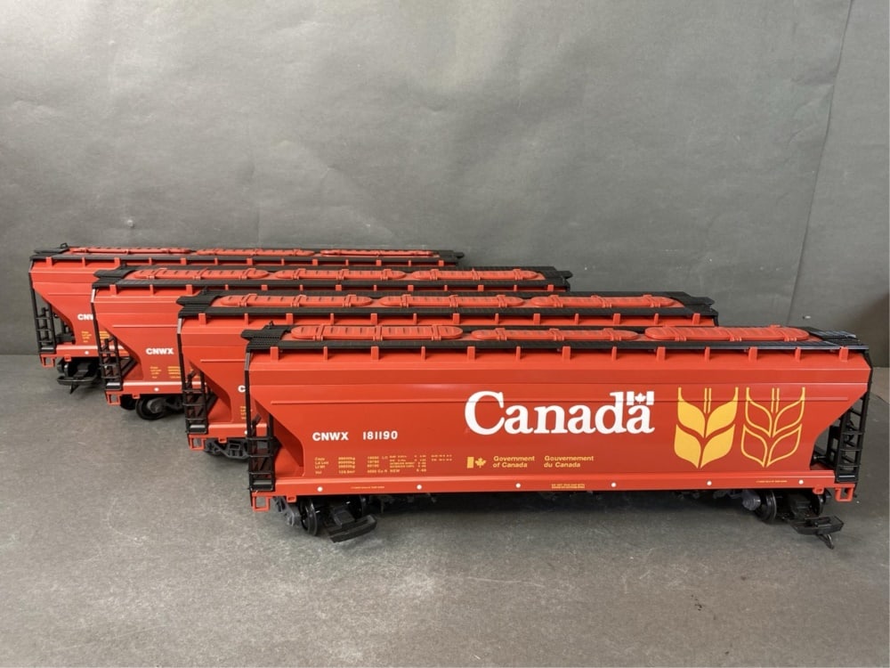 Lgb Trains G-scale Three-bay Covered Hopper Cars - Auction