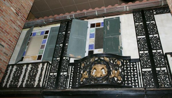 Quinn's Auction Galleries - Quinn's & Waverly Spring Auctions