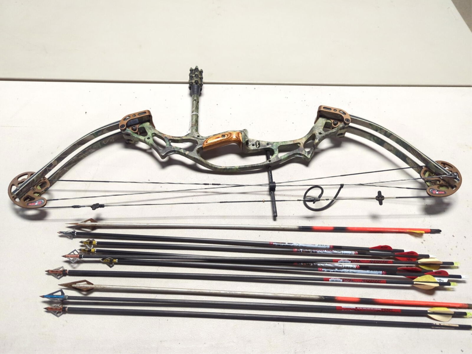 Hoyt Ultra Tech Compound Bow & 10 Hunting Arrows