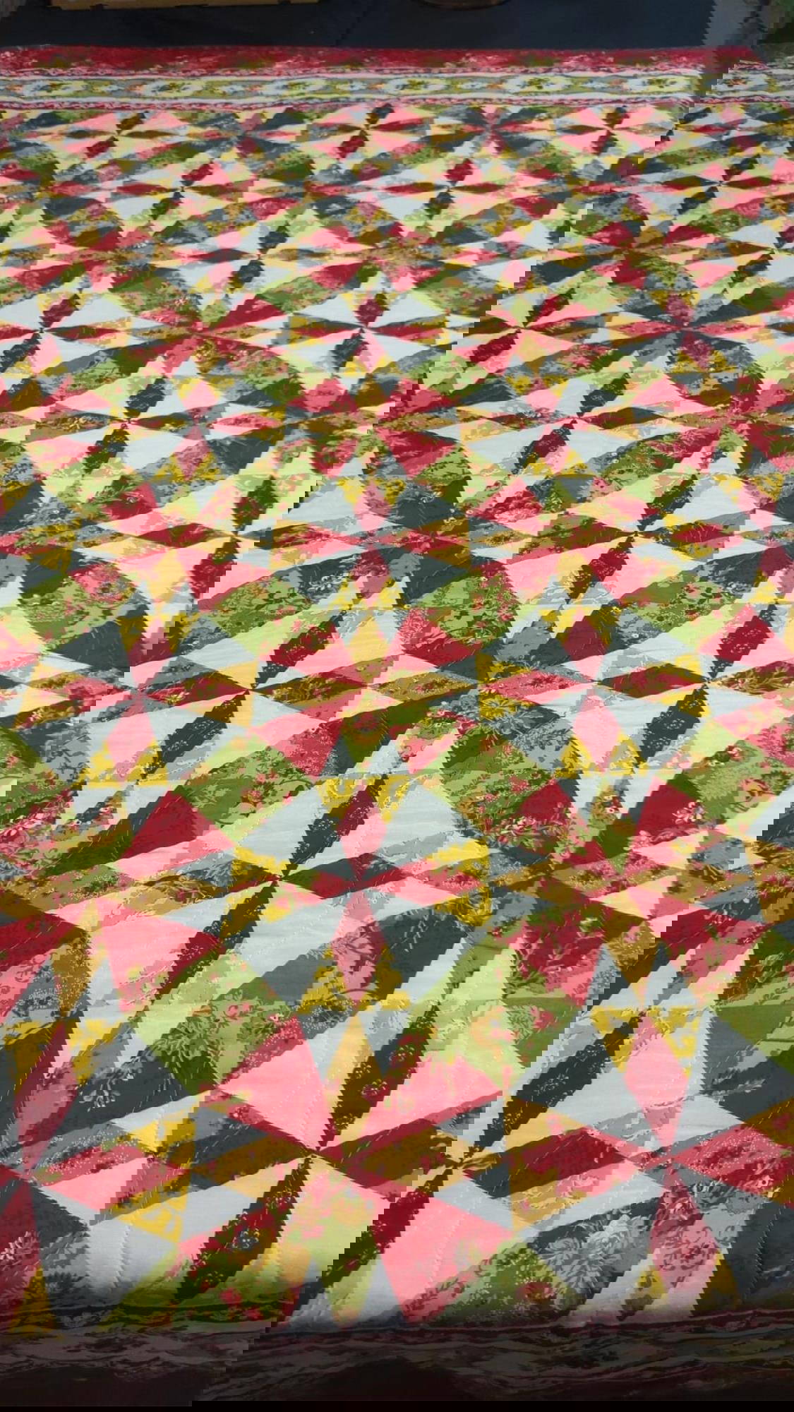 Red & White Pinwheel Printed Design Quilt Auction