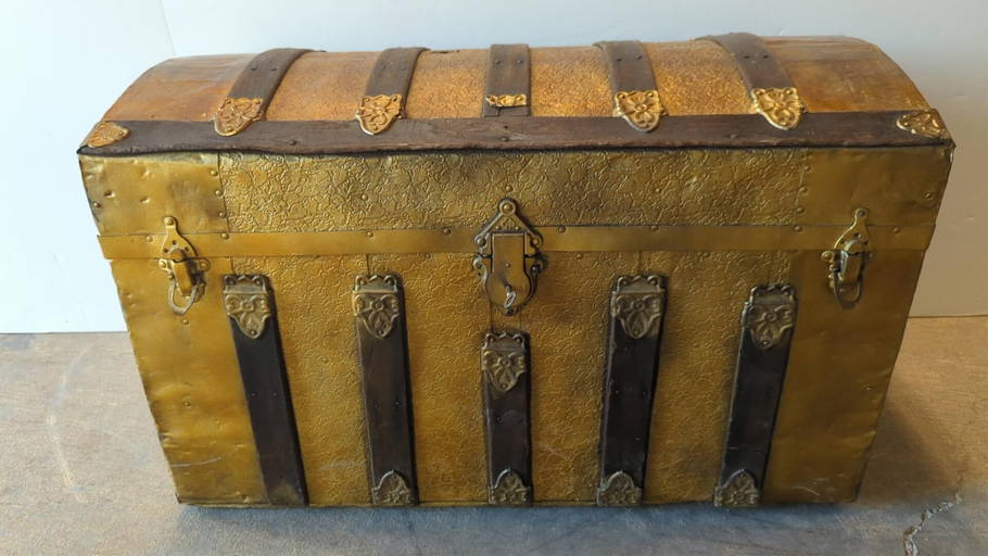 Antique Hump Back Trunk With Tray