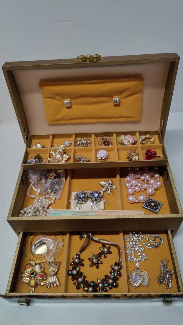 Vintage Sarah Coventry Jewelry Box Full Of Jewelry Auction