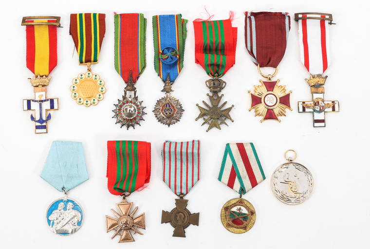 WORLD MILITARY AWARD MEDALS LOT OF 12 (#83487) on Jan 12, 2023 ...