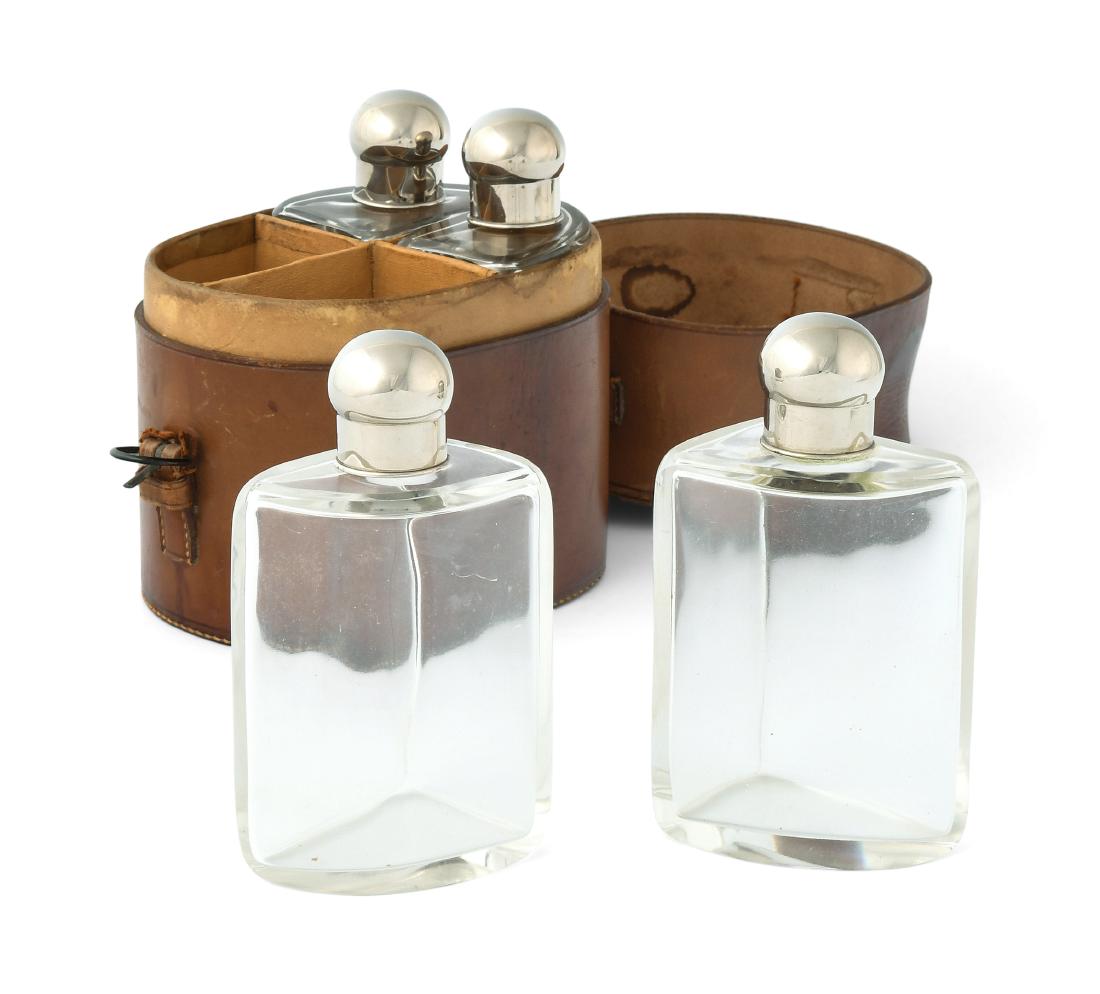 Flakon-Set Um 1920. 4 farblose Glasflakons mit