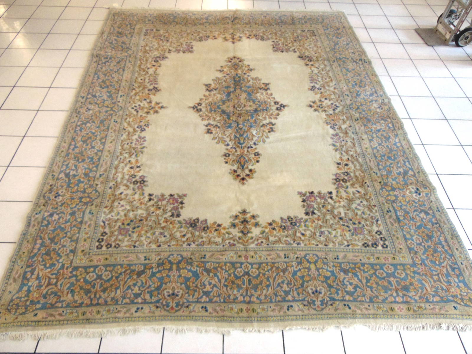 Vintage Estate Decorative Handmade Middle Eastern Rug Auction