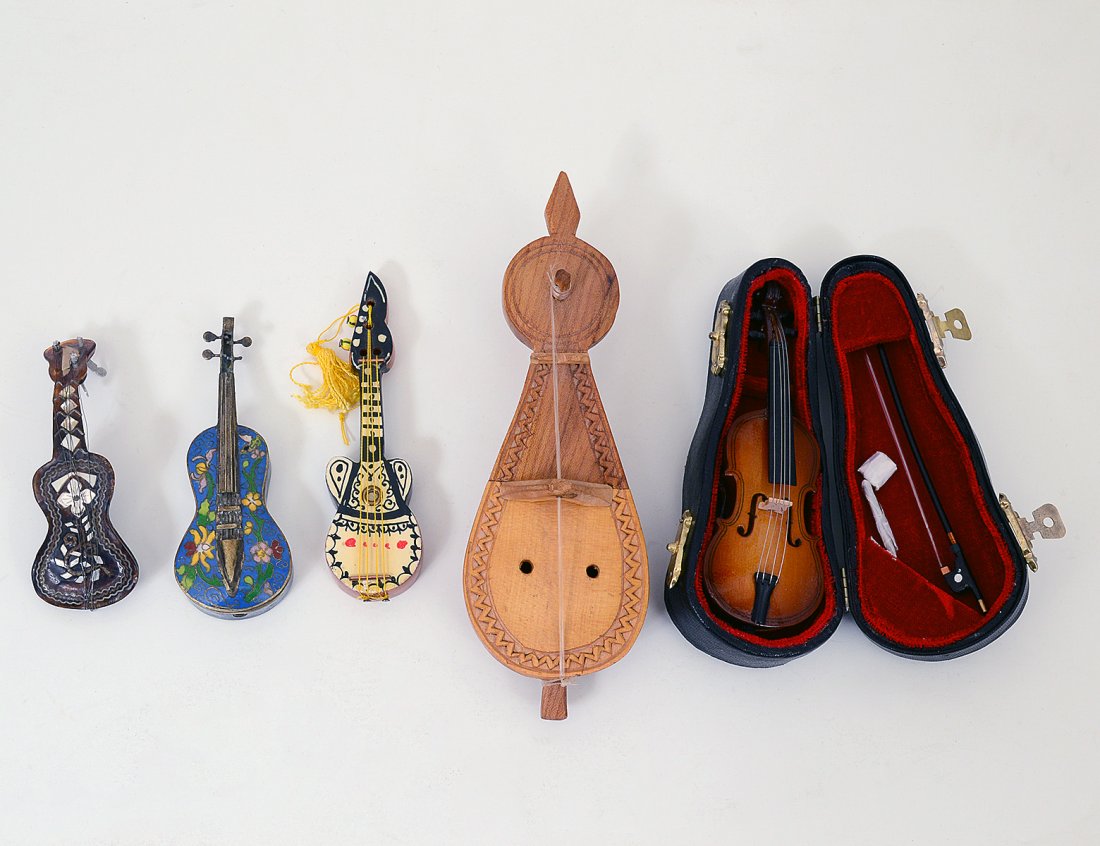 GROUP OF FIVE MINIATURE STRINGED MUSICAL INSTRUMENTS