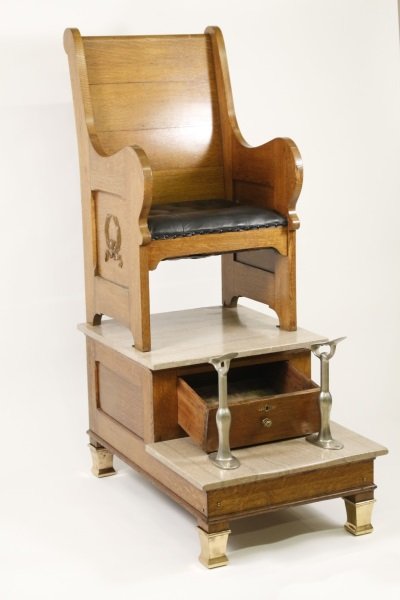 Single Chair Oak & Leather Shoe-Shine Stand