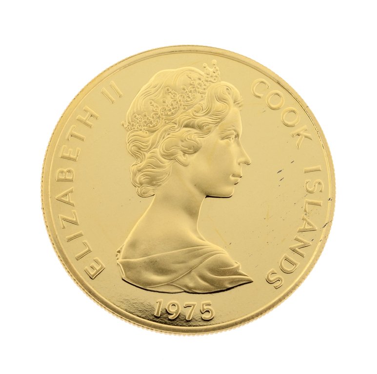 A 1975 COMMEMORATIVE ISSUE COOK ISLANDS $100 GOLD COIN