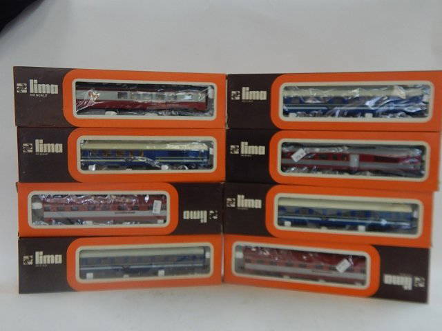 Eight Lima Ho Scale Train Cars
