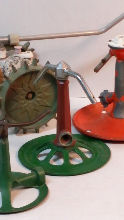 5 Vintage lawn sprinklers with "Cast Iron Crawler" : Lot 85