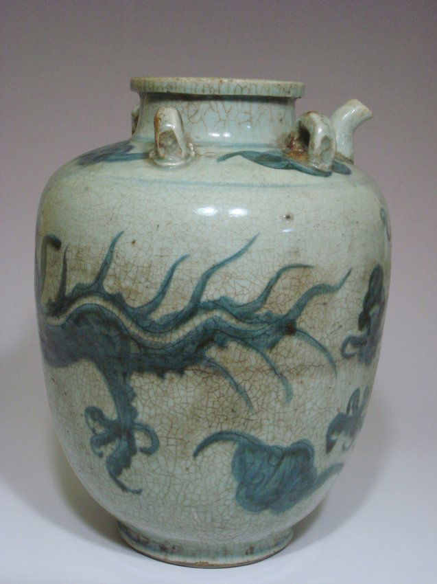 Antique Chinese Blue and White dragon Teapot, Ming : Lot 92