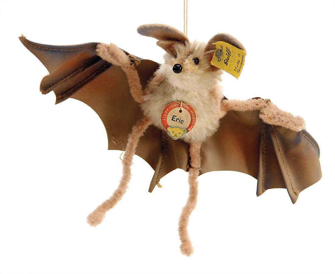 STEIFF Fledermaus Eric, mit Knopf, Schild und Fahne Nr.