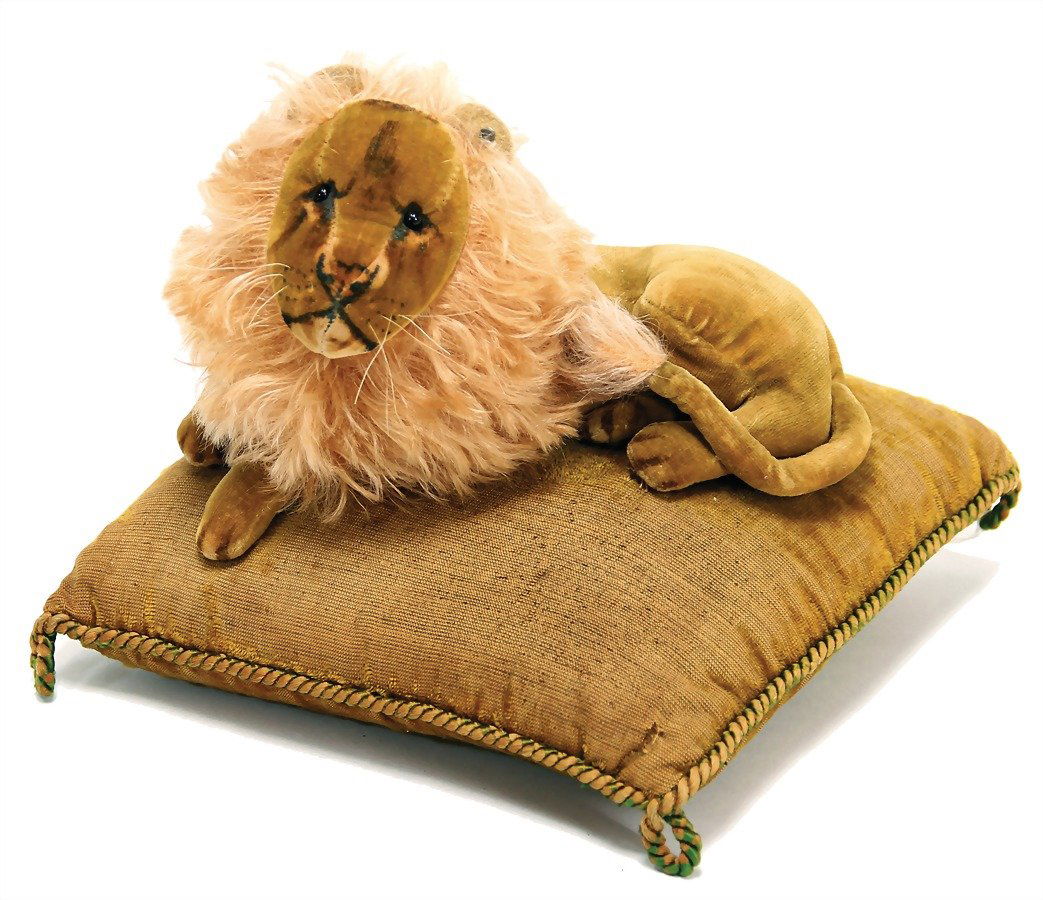 STEIFF pin-cushion, lion, velvet, with button, rests of