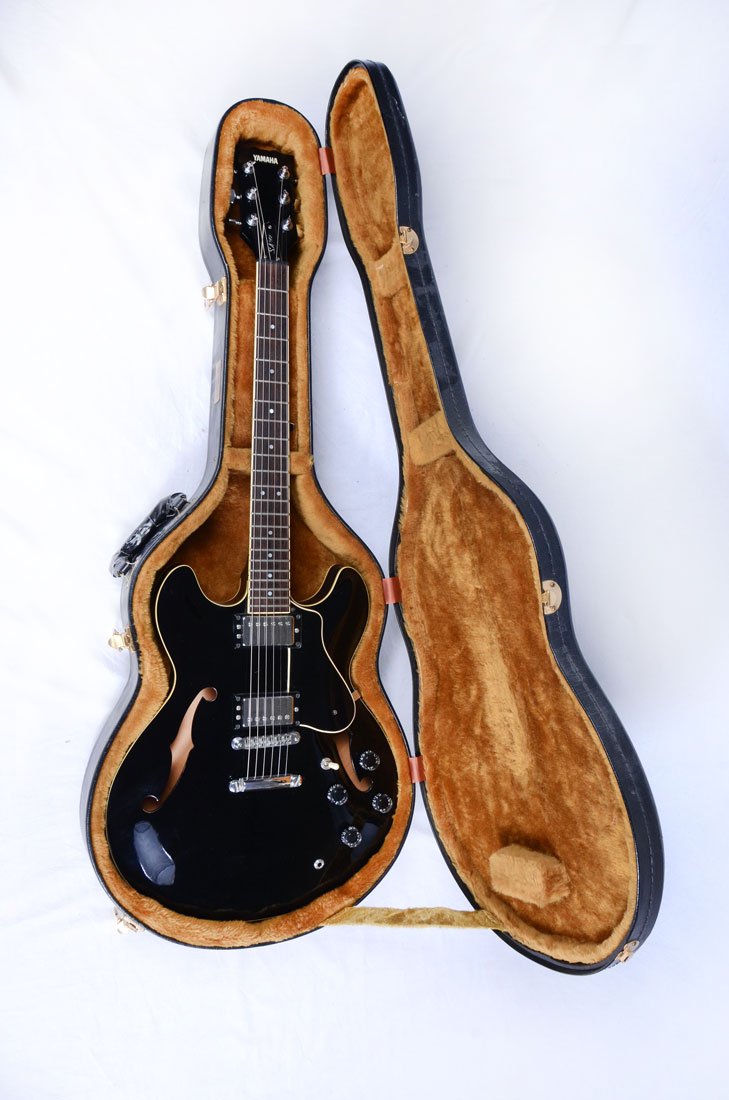 YAMAHA SA 800 HOLLOW BODY GUITAR AND CASE
