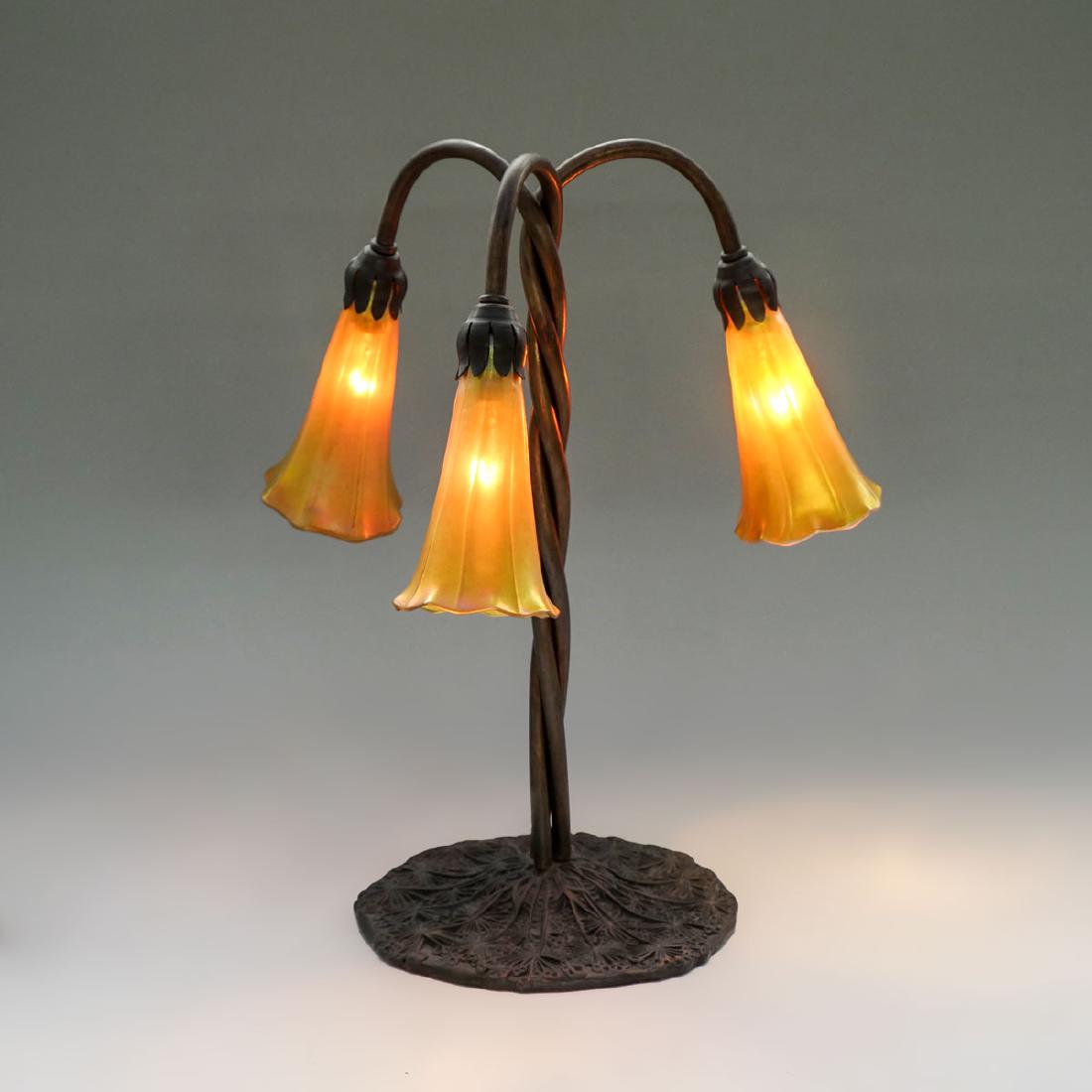 LUNDBERG ART GLASS FLORIFORM LAMP