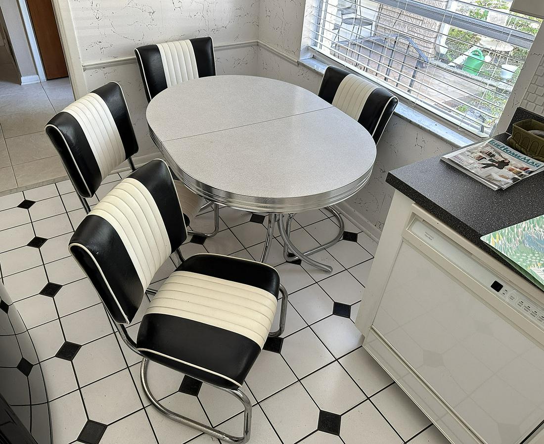 Retro 5pc. Dining Set Stoneville Furniture