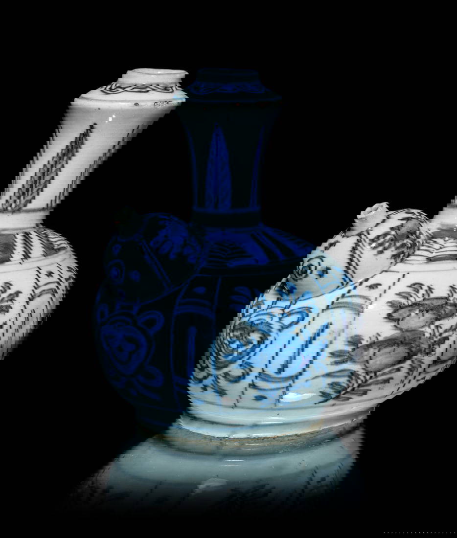 A Chinese Blue And White Porcelain Kendi Auction