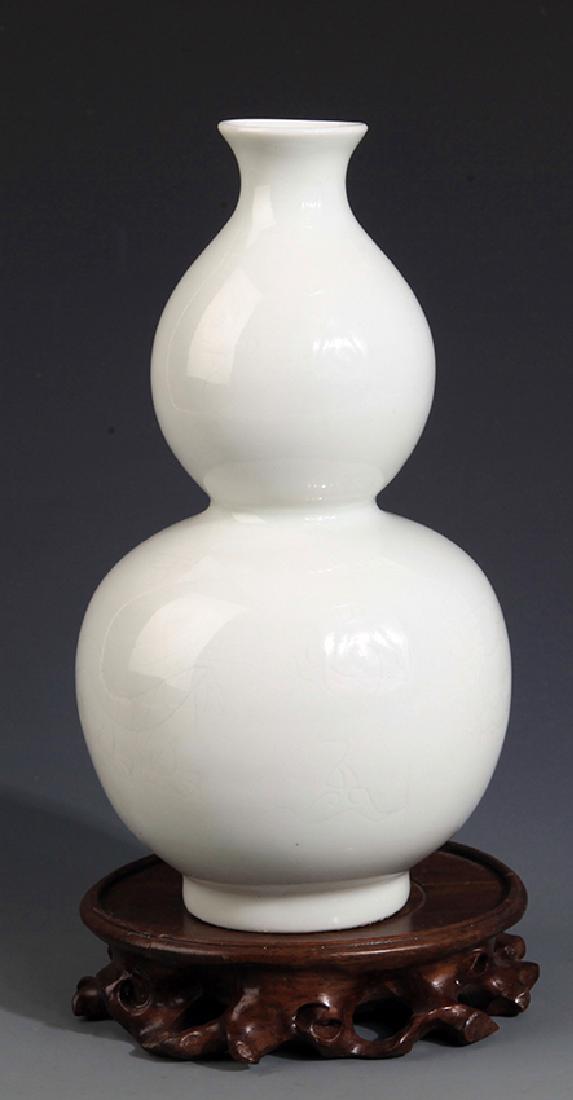 A WHITE GROUND CUCURBIT SHAPED PORCELAIN BOTTLE - Jan 31, 2015 ...