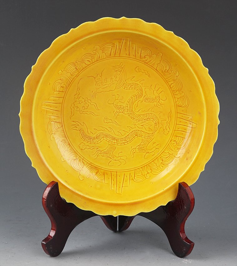 A Fine Yellow Color Dragon Porcelain Plate