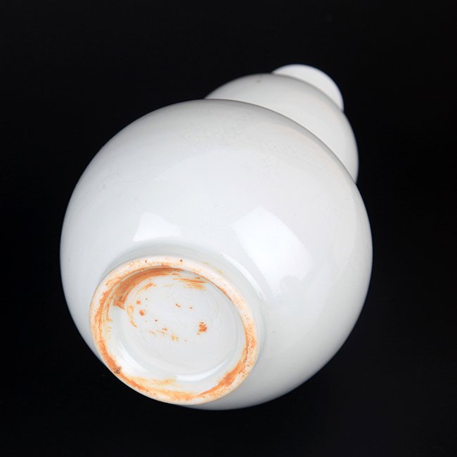 A WHITE GROUND CUCURBIT SHAPED PORCELAIN BOTTLE - Jan 31, 2015 ...
