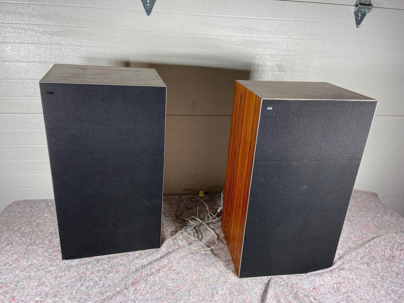 Pair Of Vintage Bang & Olufsen Speakers 5700 Beovox. Auction